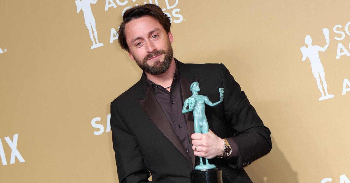 Unveiling the Weight: SAG Awards Trophy Compared to Oscars, Emmys, and ...