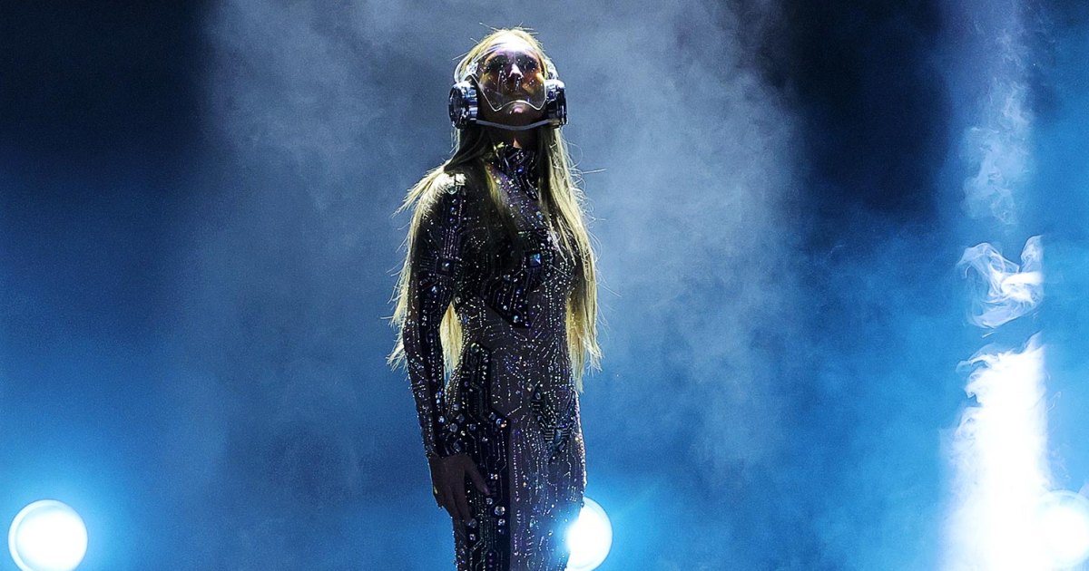 Jennifer Lopez Sets the Stage Ablaze with Daring Dance Moves at 2025 AMAs